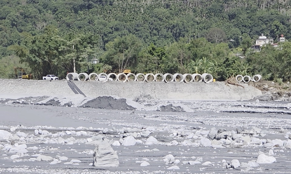 馬太鞍溪橋沖毀！ 交通部：10/15前建好涵管便橋 — TITV News 原視新聞網